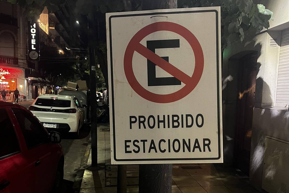 La Ciudad de Buenos Aires está llena de carteles falsos de “prohibido ...